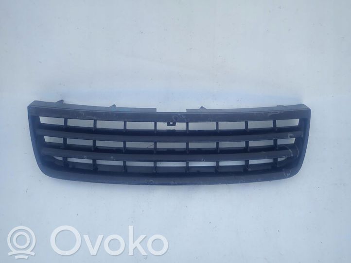 Volkswagen Touareg I Grille calandre supérieure de pare chocs avant 26