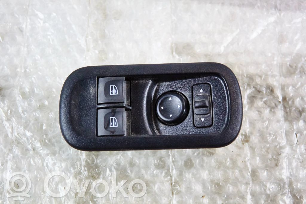 254017252r Renault Master III Wing mirror switch, €70.00 | RRR