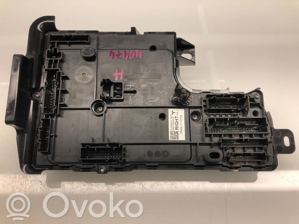 149784602F Tesla Model Y Central body control module, €326.05 | RRR