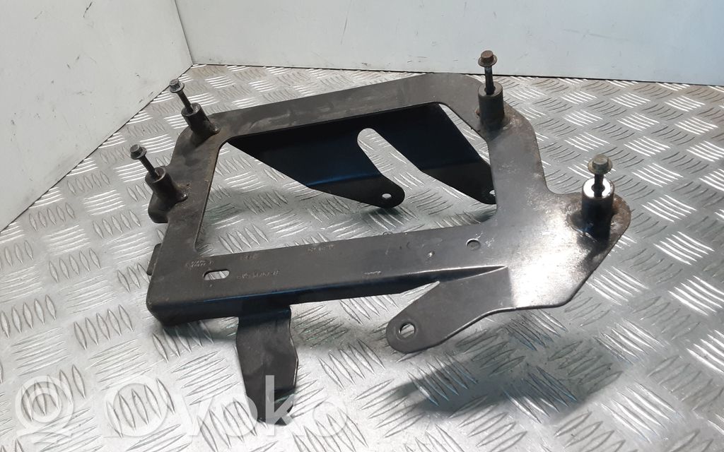 GJ326K767AB Land Rover Evoque I Intercooler pipe mounting bracket, €15. ...