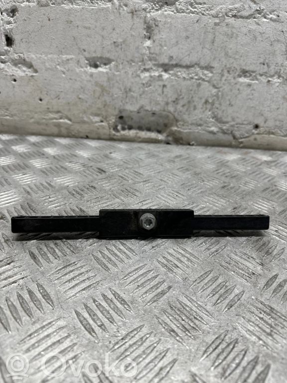 A2056200018 Mercedes-Benz E AMG W213 Boîte de batterie, 3,00 € | OVOKO