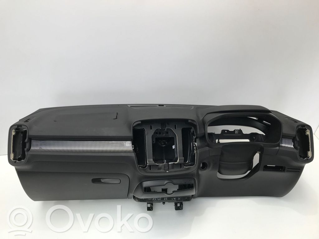 31442544 Volvo XC40 Dashboard, €115.29 | RRR