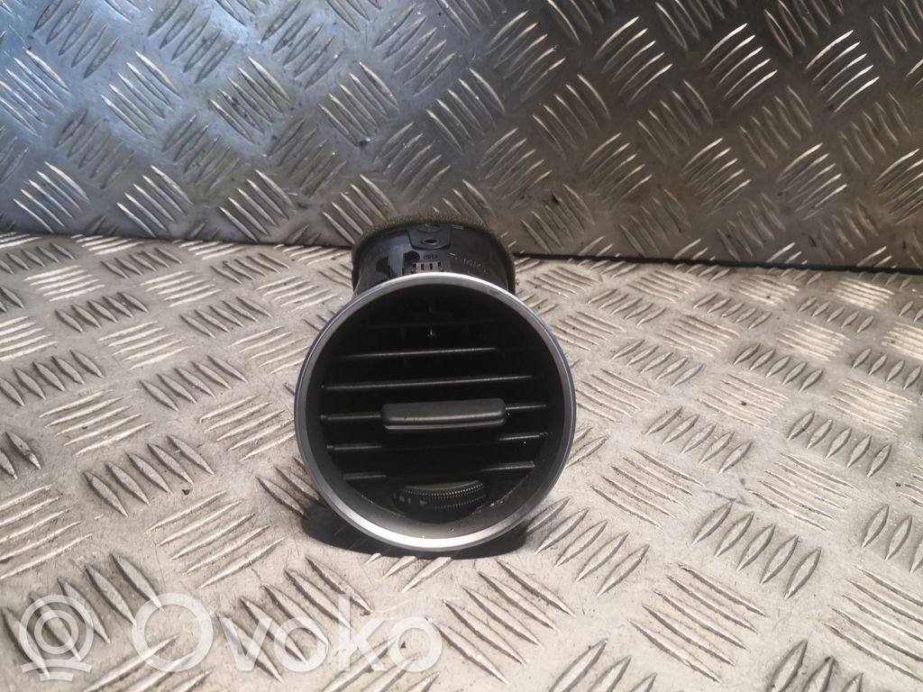 2048306754 Mercedes-Benz C W204 Lango oro grotelės, 10,00 € | RRR