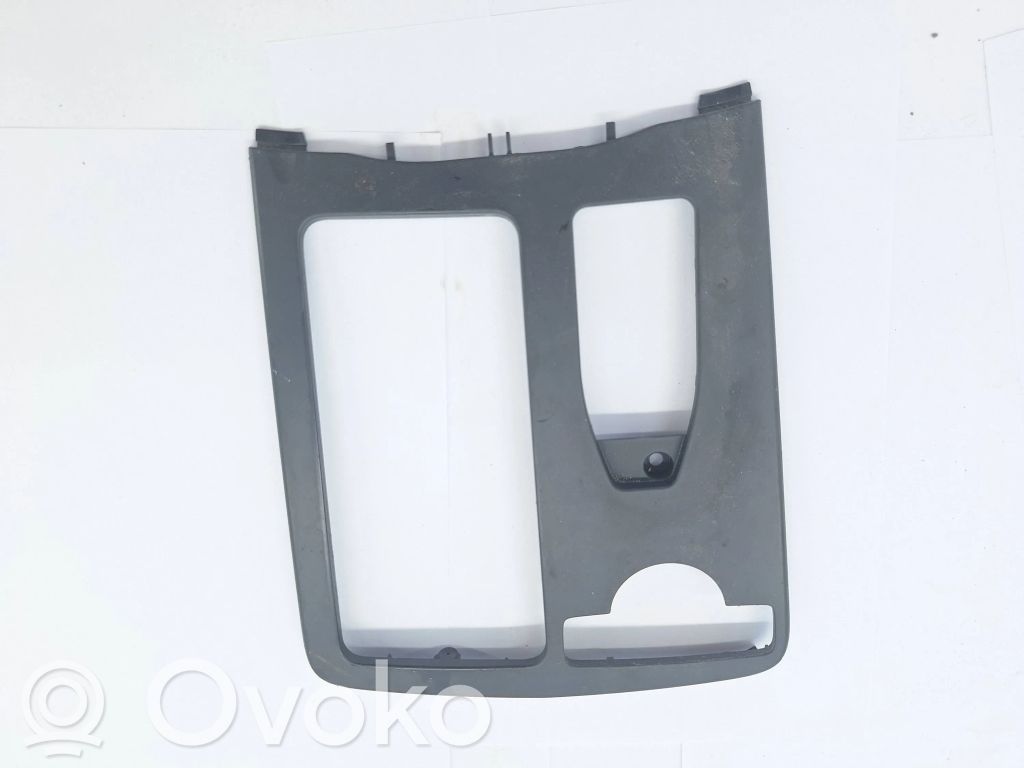 A2046800107 Mercedes-Benz C W204 Accoudoir, 10,00 € | OVOKO