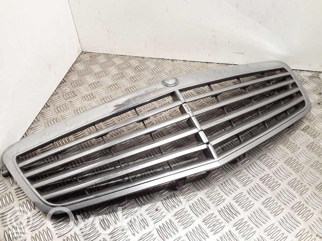 A2128800983 Mercedes-Benz E W212 Front bumper upper radiator grill, €69 ...