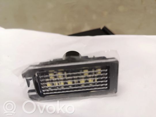 68228927AA Jeep Grand Cherokee Éclairage de plaque d'immatriculation ...