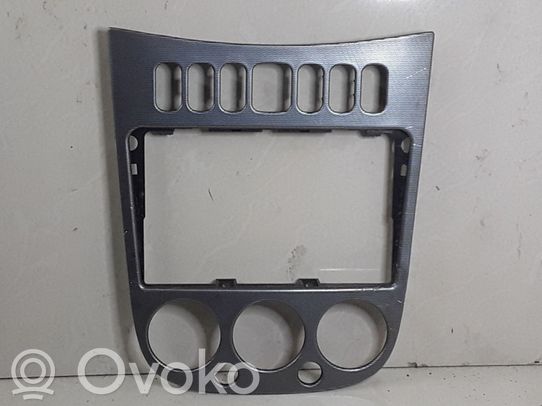 A16868036 Mercedes-Benz A W168 Cadre, panneau d'unité radio / GPS, 10 ...