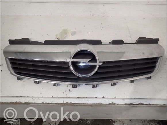 13216644 Opel Zafira B Front bumper upper radiator grill, 40.00 € | RRR