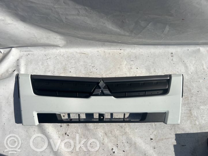 MK677331 Mitsubishi Canter Grille calandre supérieure de pare-chocs ...