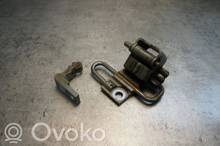 Audi TT TTS Mk2 Front door lower hinge, 23.29 € | RRR