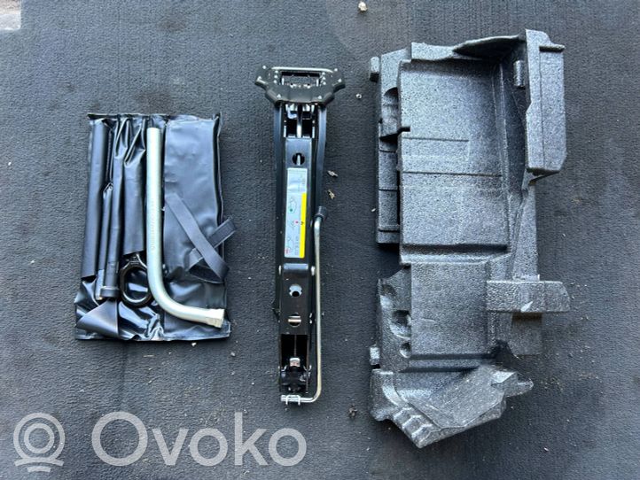8R0011031H Audi Q5 SQ5 Tool set, 70.00 € | RRR