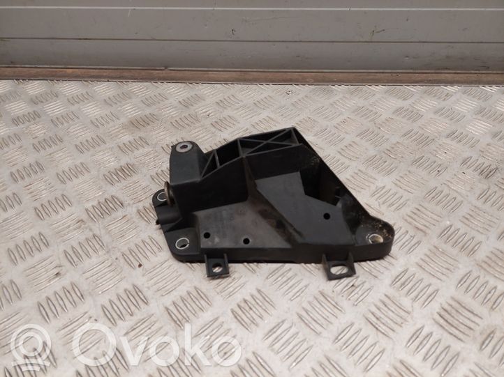 68292238AA Chrysler Pacifica Radiator mount bracket, 35.00 € | RRR
