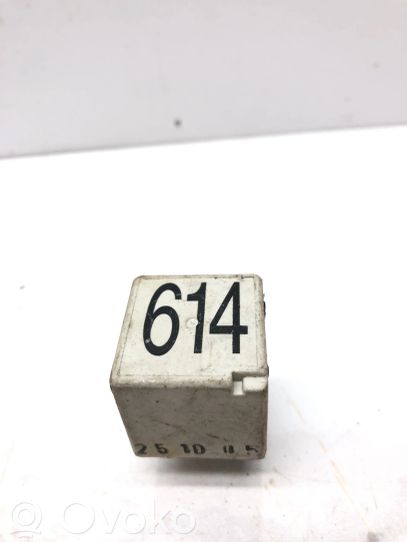 8E0951253 Audi A5 8T 8F Fuel pump relay, 5.00 € | RRR