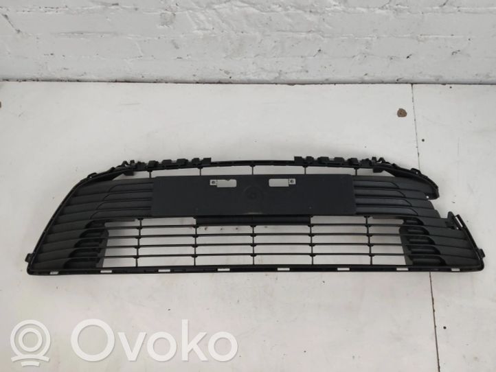 5311202B50 Toyota Corolla E160 E170 Front bumper lower grill, 55.00 € | RRR