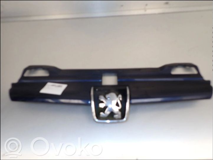 7804F6 Peugeot 406 Front bumper upper radiator grill, 30.00 € | RRR