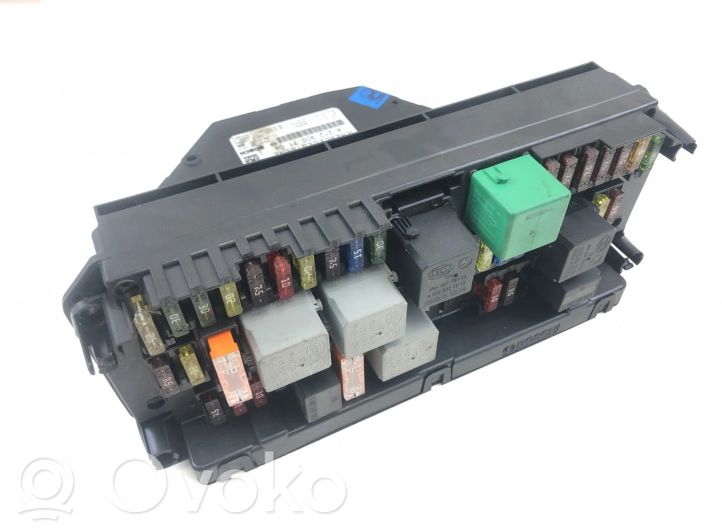 F005V01064 Mercedes-Benz E C207 W207 Boîte à fusibles, 148.20 € | OVOKO