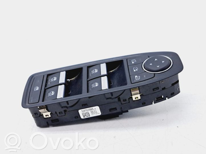 254015831R Renault Captur II Electric window control switch, 76.17 € | RRR