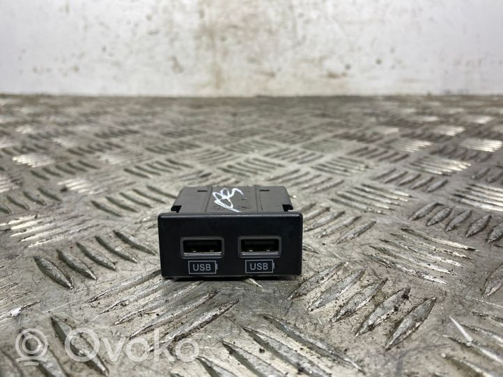 68145567AA Jeep Grand Cherokee USB socket connector, 30.00 € | RRR