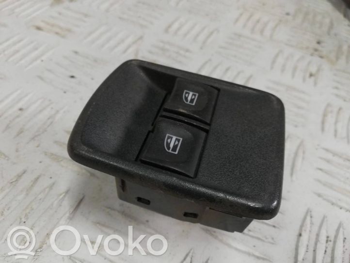 254118617R Dacia Sandero Electric window control switch, 23.29 € | RRR