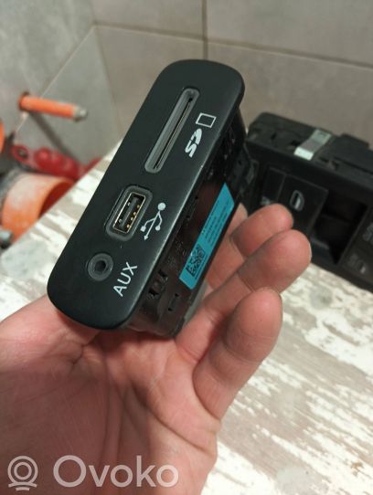 68206384AC Dodge Challenger USB socket connector, 11.76 € | RRR