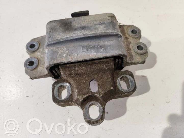 3C0199555 Volkswagen PASSAT B6 Engine mount bracket, 15.00 € | RRR