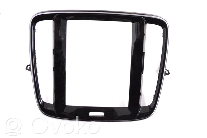 32234851 Volvo XC40 Radio/GPS head unit trim, 37.00 € | RRR
