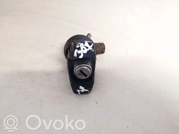 Volkswagen PASSAT B2 Tailgate exterior lock, 6.50 € | RRR