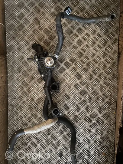 L1BG8575AA Ford Focus Boîtier de thermostat / thermostat, 130.00 € | OVOKO