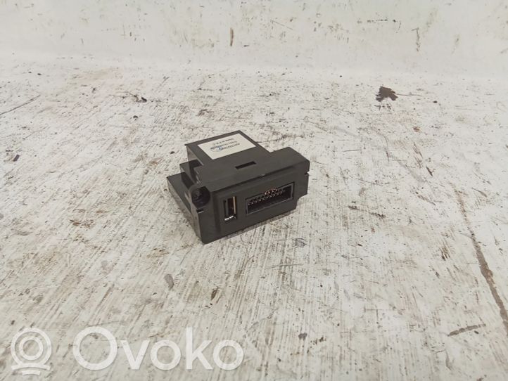 8X2319C166AD Jaguar XF X250 USB socket connector, 20.00 € | RRR