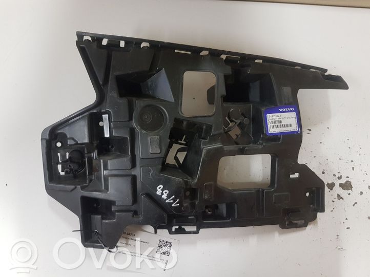 31425002 Volvo V40 Front bumper mounting bracket, 35.10 € | RRR