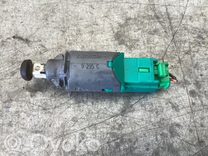 253250007R Renault Megane III Brake pedal sensor switch, 5.00 € | RRR