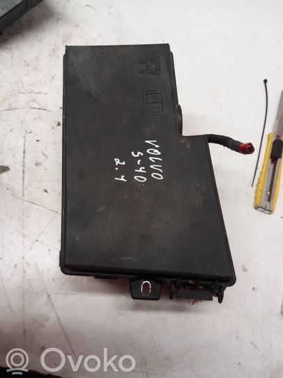 8688040 Volvo S40 Boîte à fusibles, 12.00 € | OVOKO