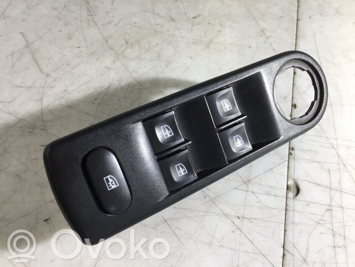 254113300R Renault Captur Electric window control switch, 20.00 € | RRR
