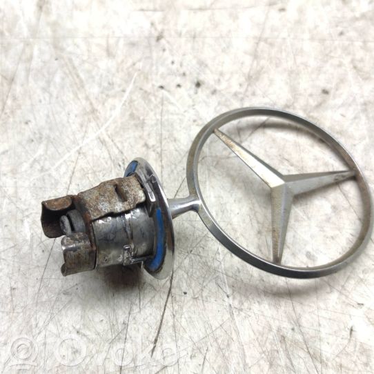 A2108800186 Mercedes-Benz E W211 Logo, emblème, badge, 25.00 € | OVOKO