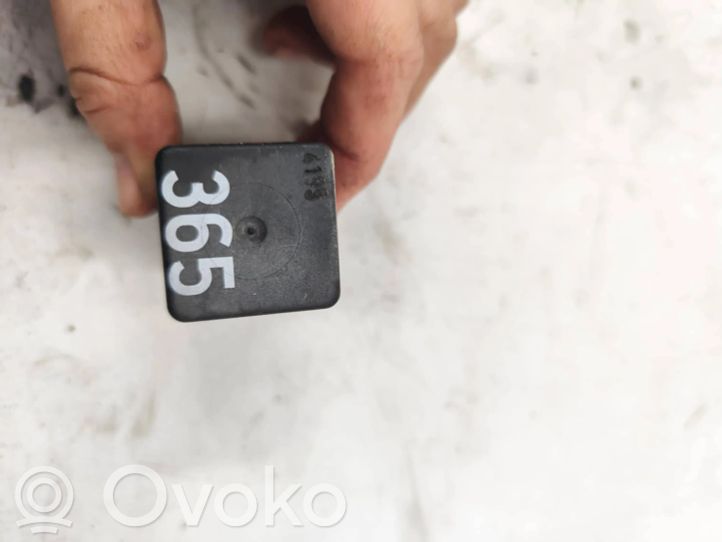 8D0951253 Audi A4 S4 B5 8D Other relay, 5.00 € | RRR