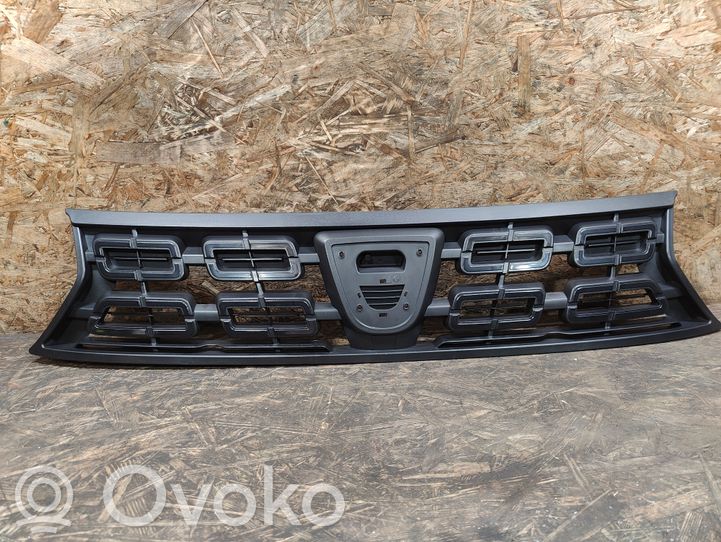 Dacia Duster Front bumper upper radiator grill, 39.00 € | RRR