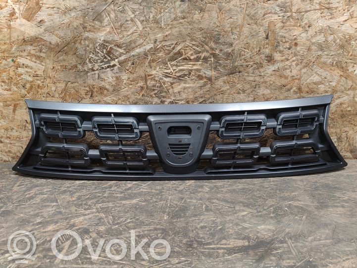 Dacia Duster Front bumper upper radiator grill, 39.00 € | RRR