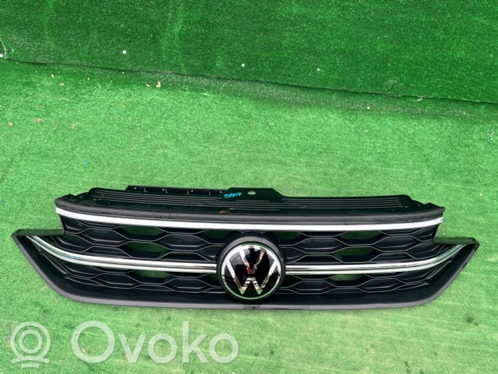2G7853655A Volkswagen Taigo Front bumper upper radiator grill, 282.07 € | RRR