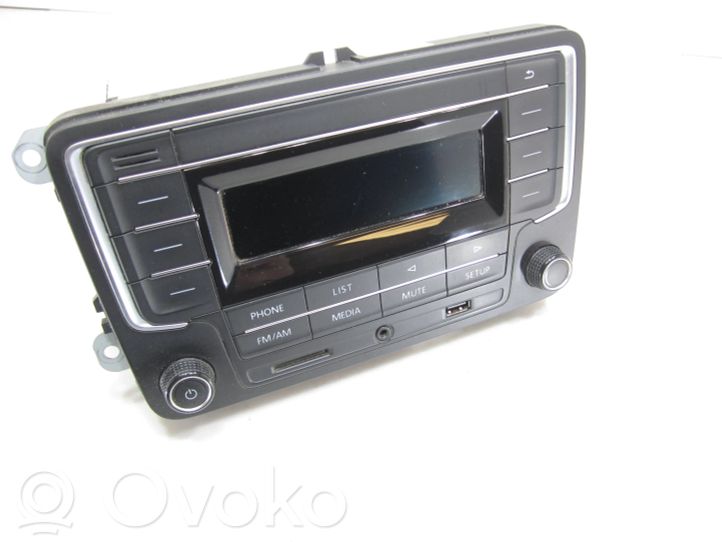 7F0035153 Volkswagen Caddy Radio/CD/DVD/GPS head unit, 170.00 € | RRR