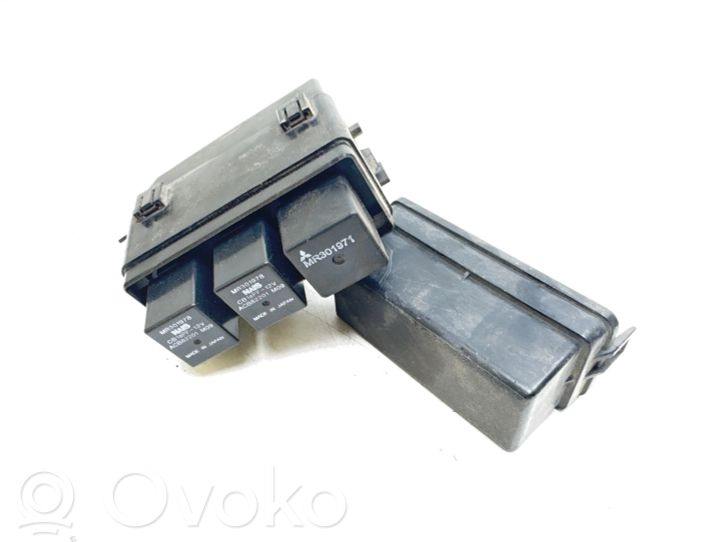 MR301971 Mitsubishi Outlander Boîte à fusibles relais, 17.00 € | OVOKO