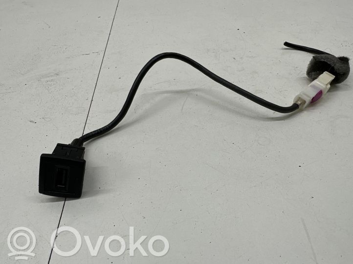 Mercedes-Benz C W204 USB socket connector, 5.00 € | RRR