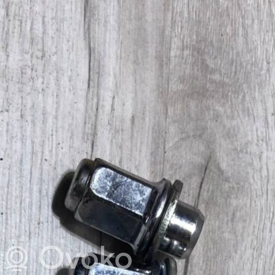 Toyota Hilux VIII Nuts/bolts, 2.35 € | RRR