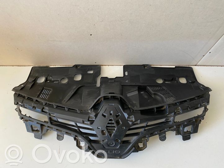 622563184R Renault Clio IV Front bumper upper radiator grill, 55.91 € | RRR