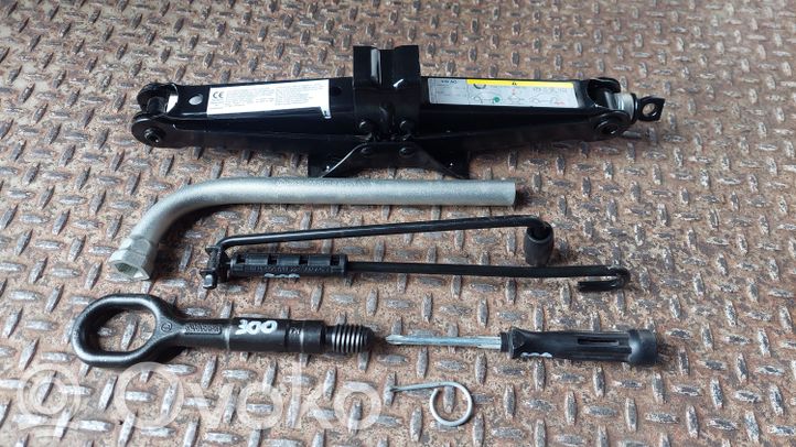 5QF011031C Volkswagen Tiguan Allspace Cric de levage, 80.00 € | OVOKO