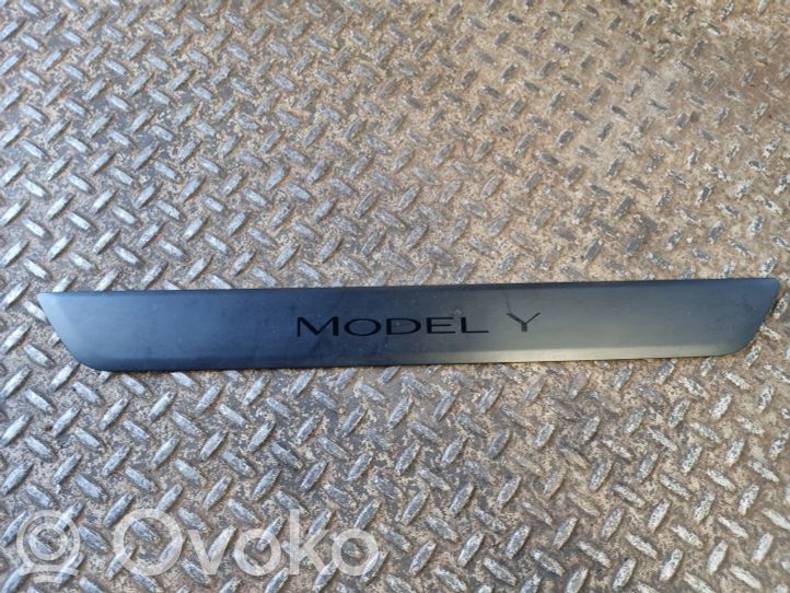 149430100B Tesla Model Y Front sill trim cover, 31.00 € | RRR