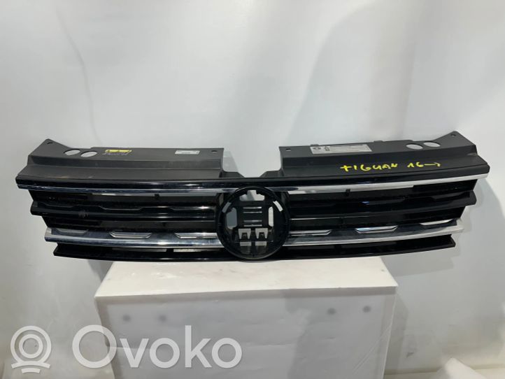 5NA853653B Volkswagen Tiguan Front bumper upper radiator grill, 115.00 € | RRR