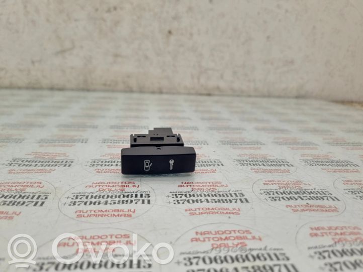 7L6962125 Volkswagen Touareg I Central locking switch button, 6.00 € | RRR