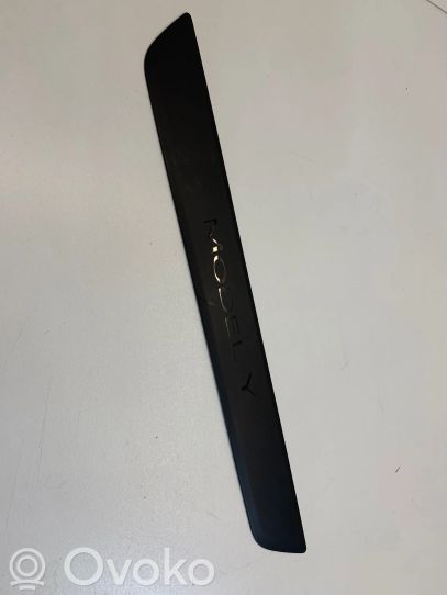 149430100A Tesla Model Y Front sill trim cover, 40.00 € | RRR