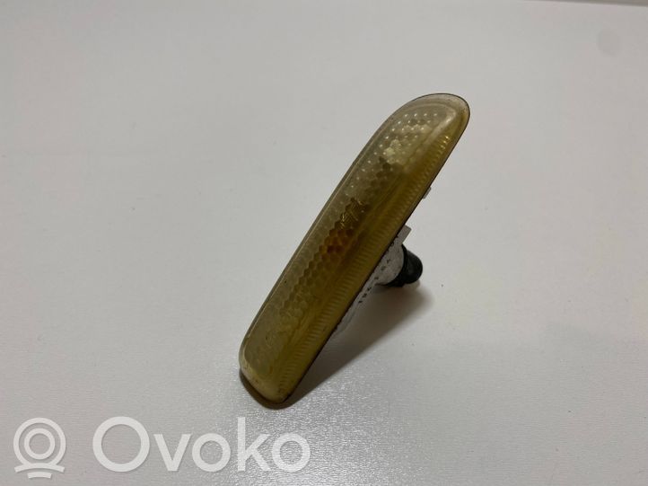 2228591 BMW 3 E46 Front fender indicator light, 5.00 € | RRR