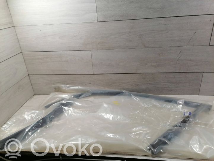 32378497 Volvo XC40 Front door rubber seal, 42.35 € | RRR